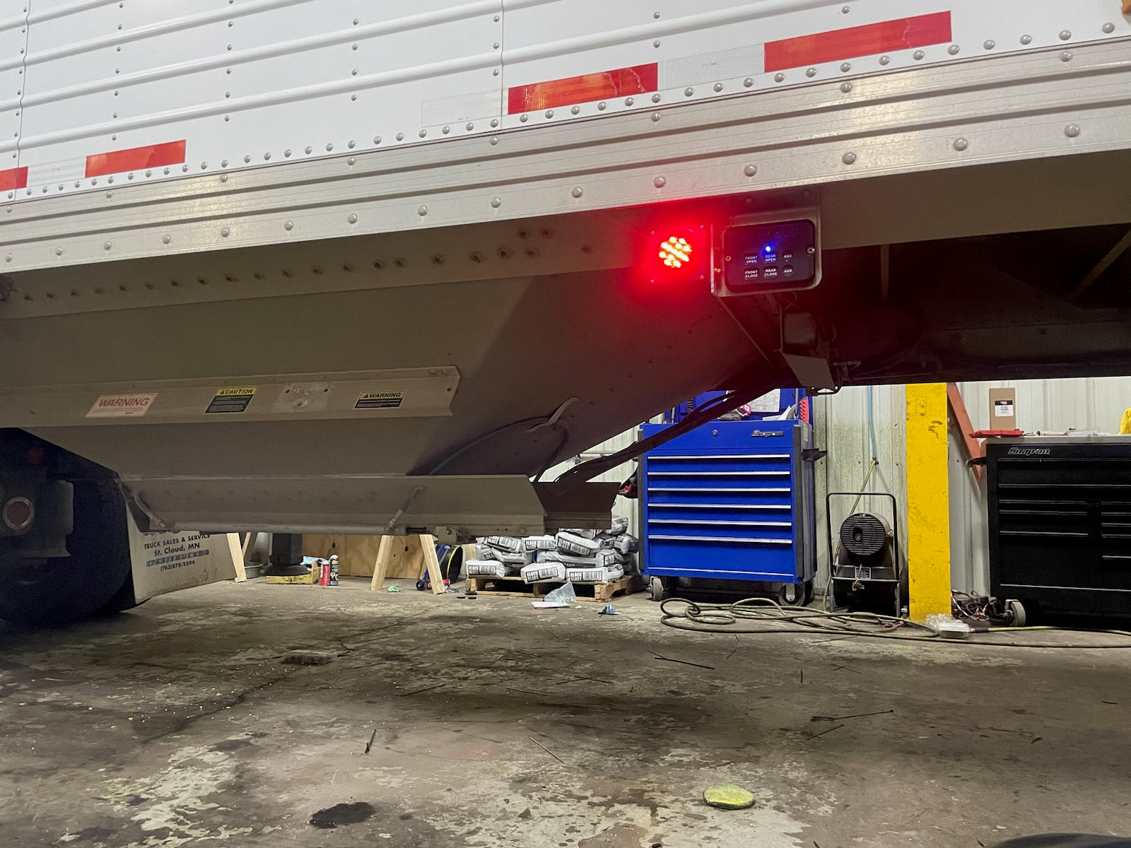 Clear Visibility: Timpte Trailer Hydraulic Hopper Light Indicator ...