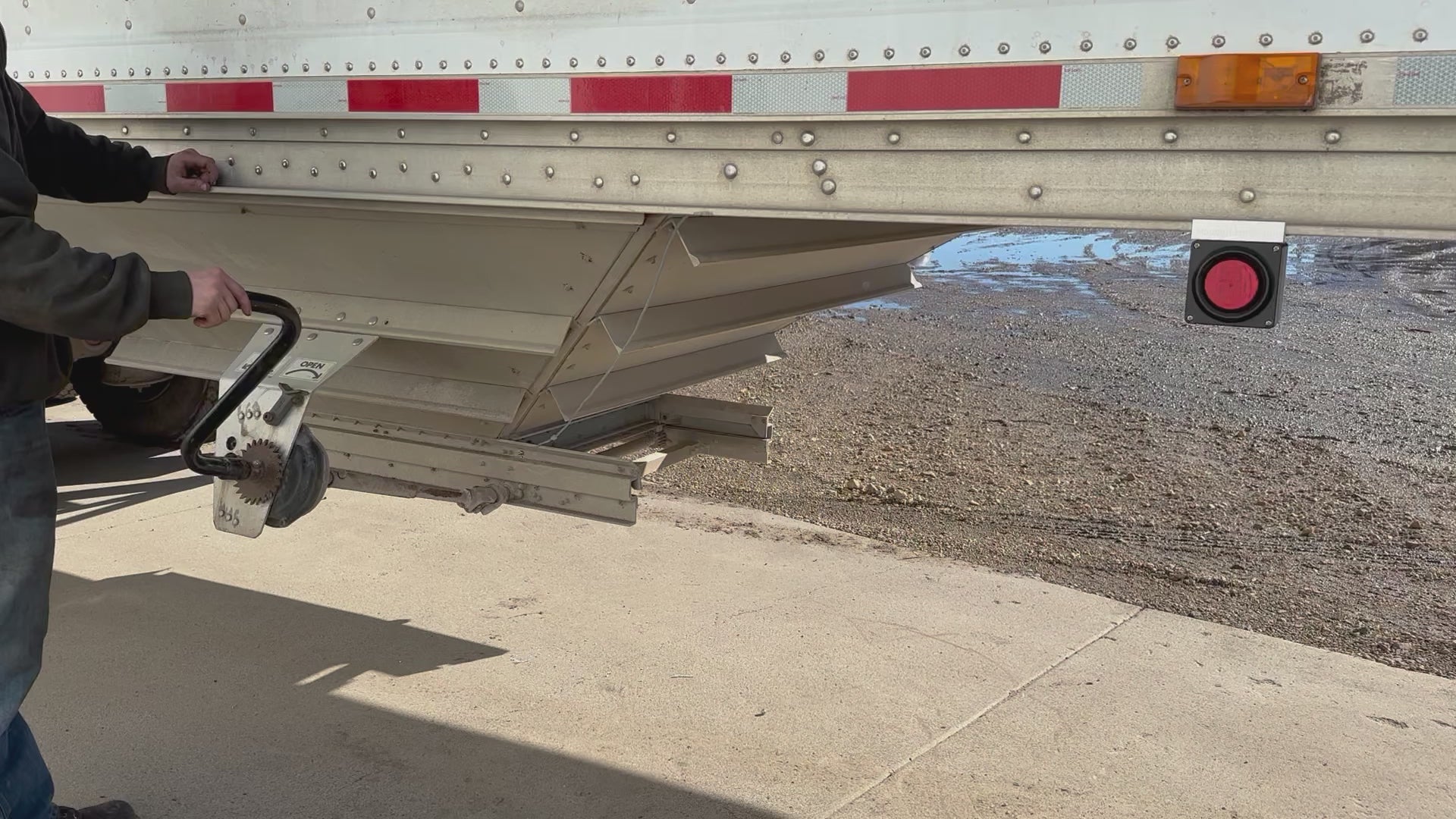 Clear Visibility: Timpte Trailer Hydraulic Hopper Light Indicator – Hopper Lights.com